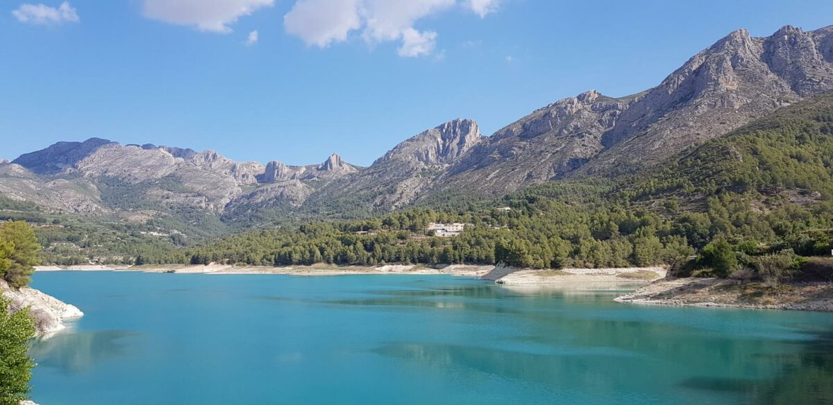 Vuelta al embalse de Guadalest en Marcha Nórdica más visita al bonito ...